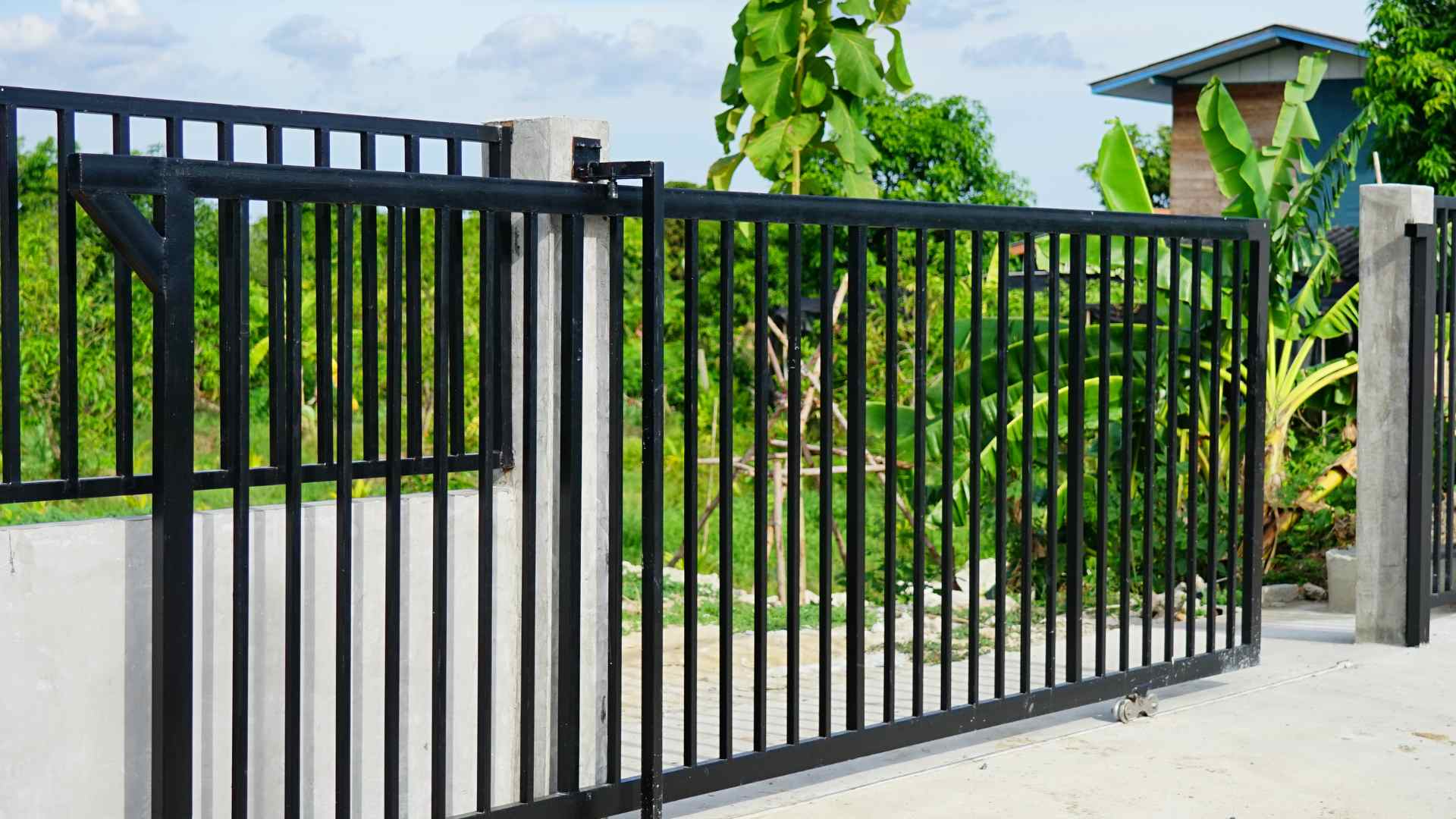 SMW Nowoczesne ogrodzenia z blachy giętej - Drewbor